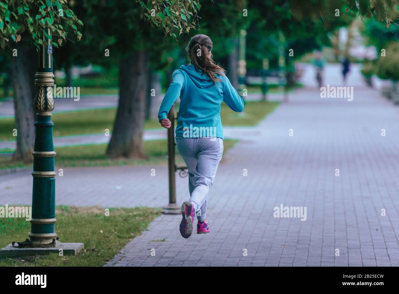 Healthy lifestyle athlete dressed in training clothes exercising Stock ...