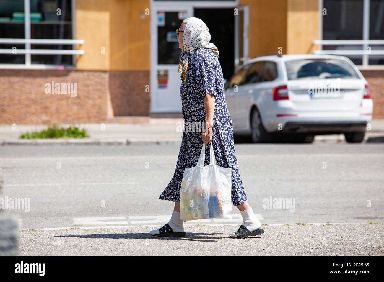 Hunedoara / Romania - Old woman carrying shopping bags Stock Photo - Alamy