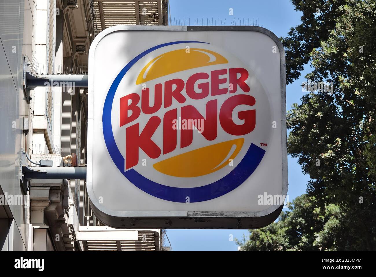 Burger king exterior logo sign hi-res stock photography and images - Alamy