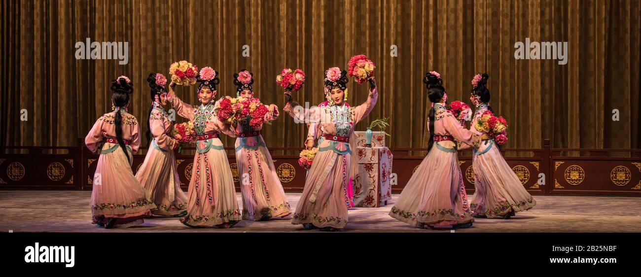 Chinese opera stage hi-res stock photography and images - Alamy