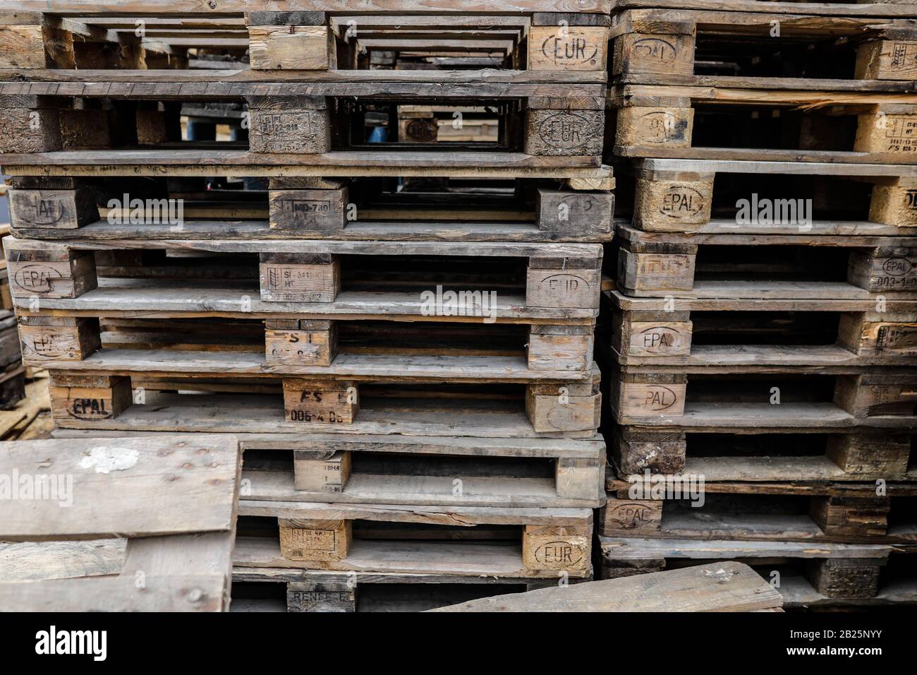 Euro pallets hi-res stock photography and images - Alamy
