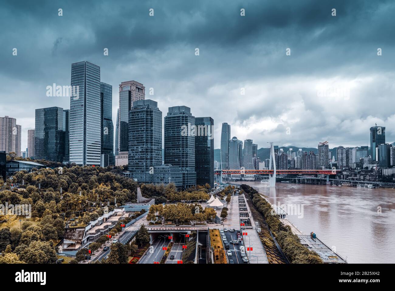 Yangtze river bridge and light rail hi-res stock photography and images ...