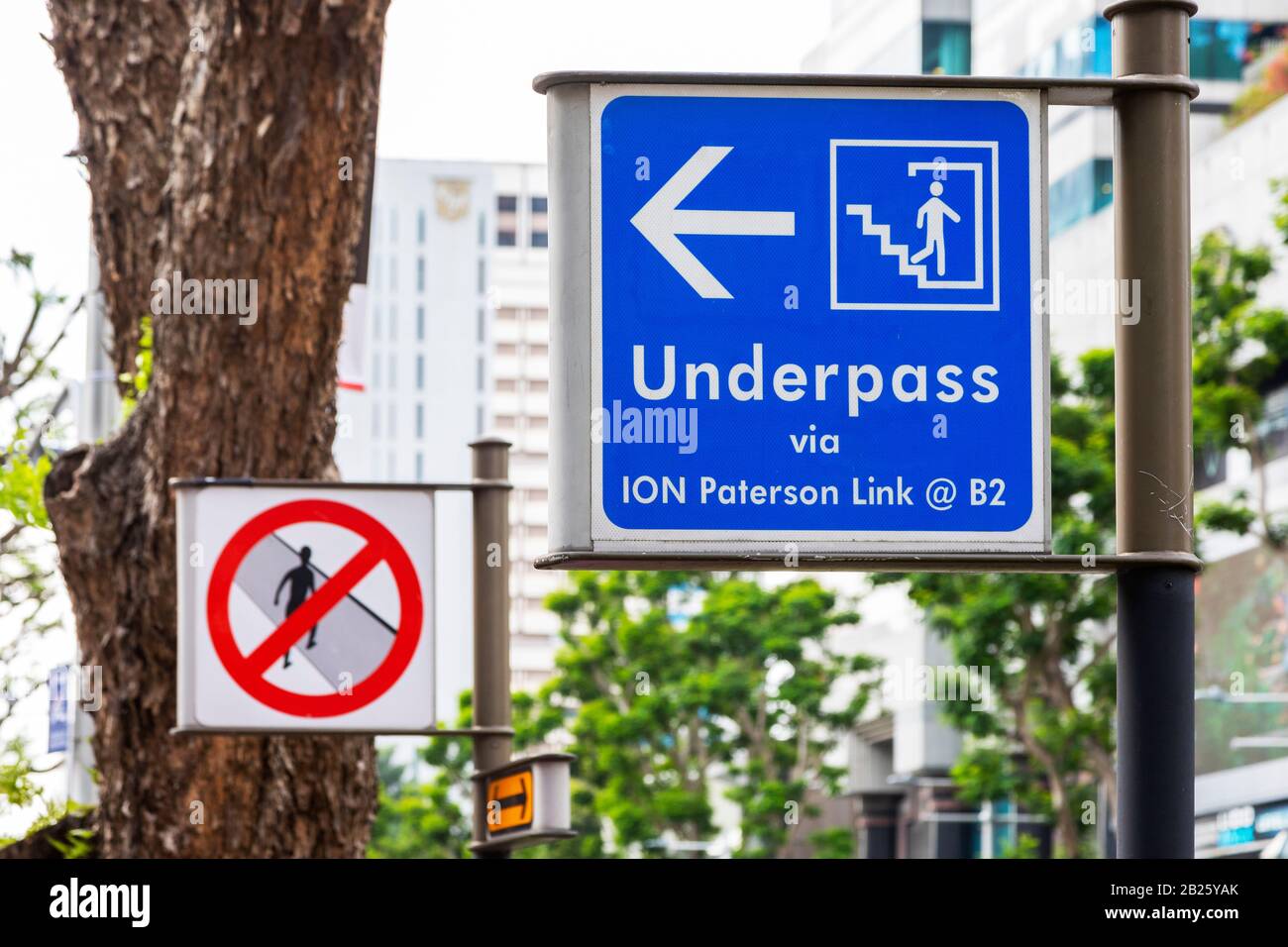 Underpass sign hi-res stock photography and images - Alamy