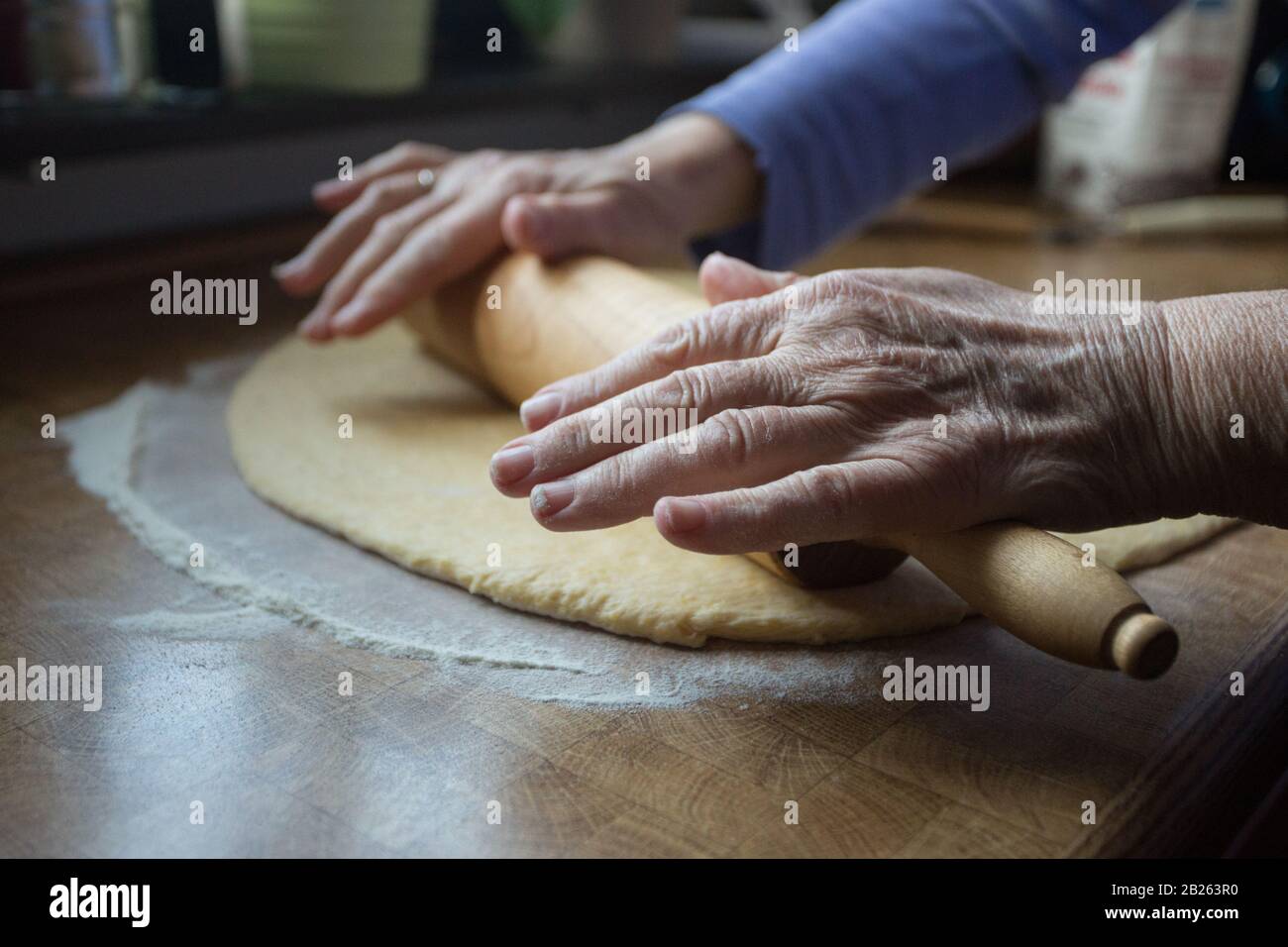 Old working hands hi-res stock photography and images - Alamy