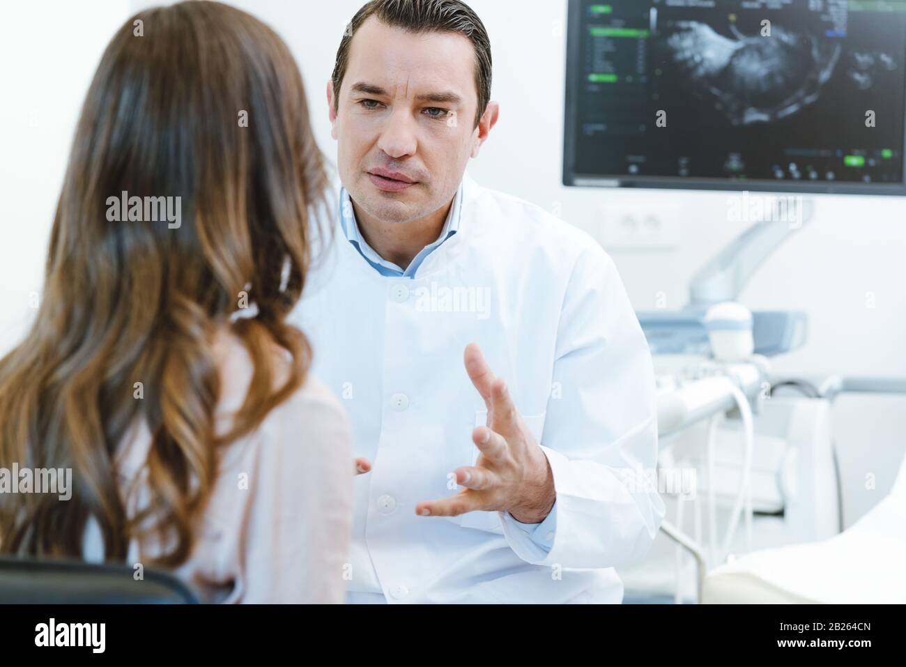 Pregnant woman seeing her doctor hi-res stock photography and images ...