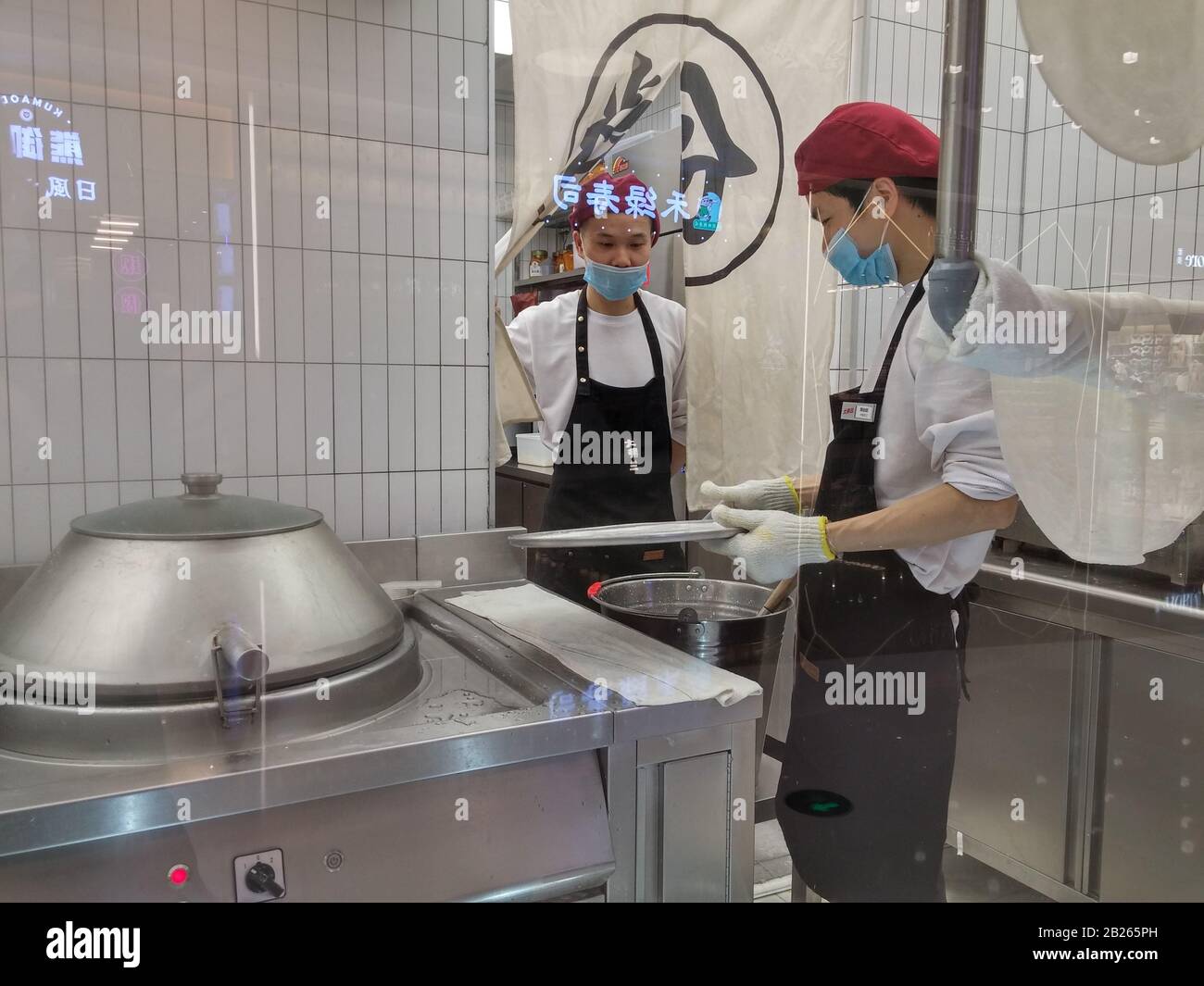 Young Chinese chefs are making a traditional delicacy by hand Stock ...