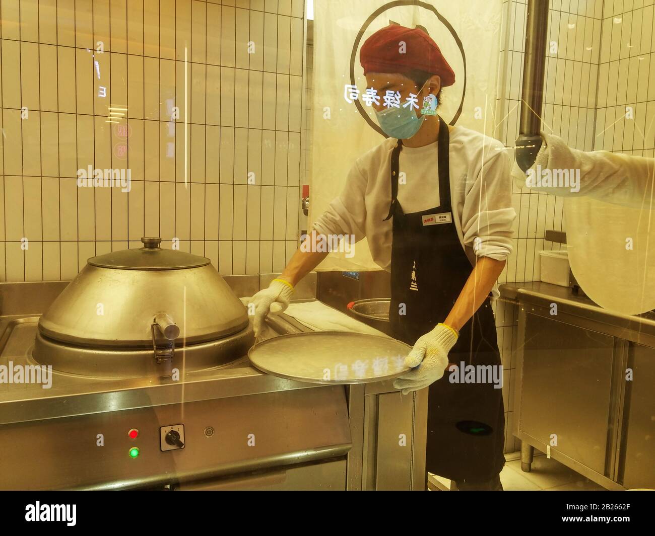 Young Chinese chefs are making a traditional delicacy by hand Stock ...