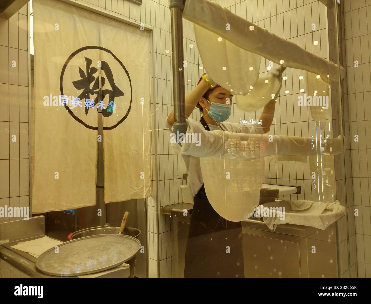 Young Chinese chefs are making a traditional delicacy by hand Stock ...