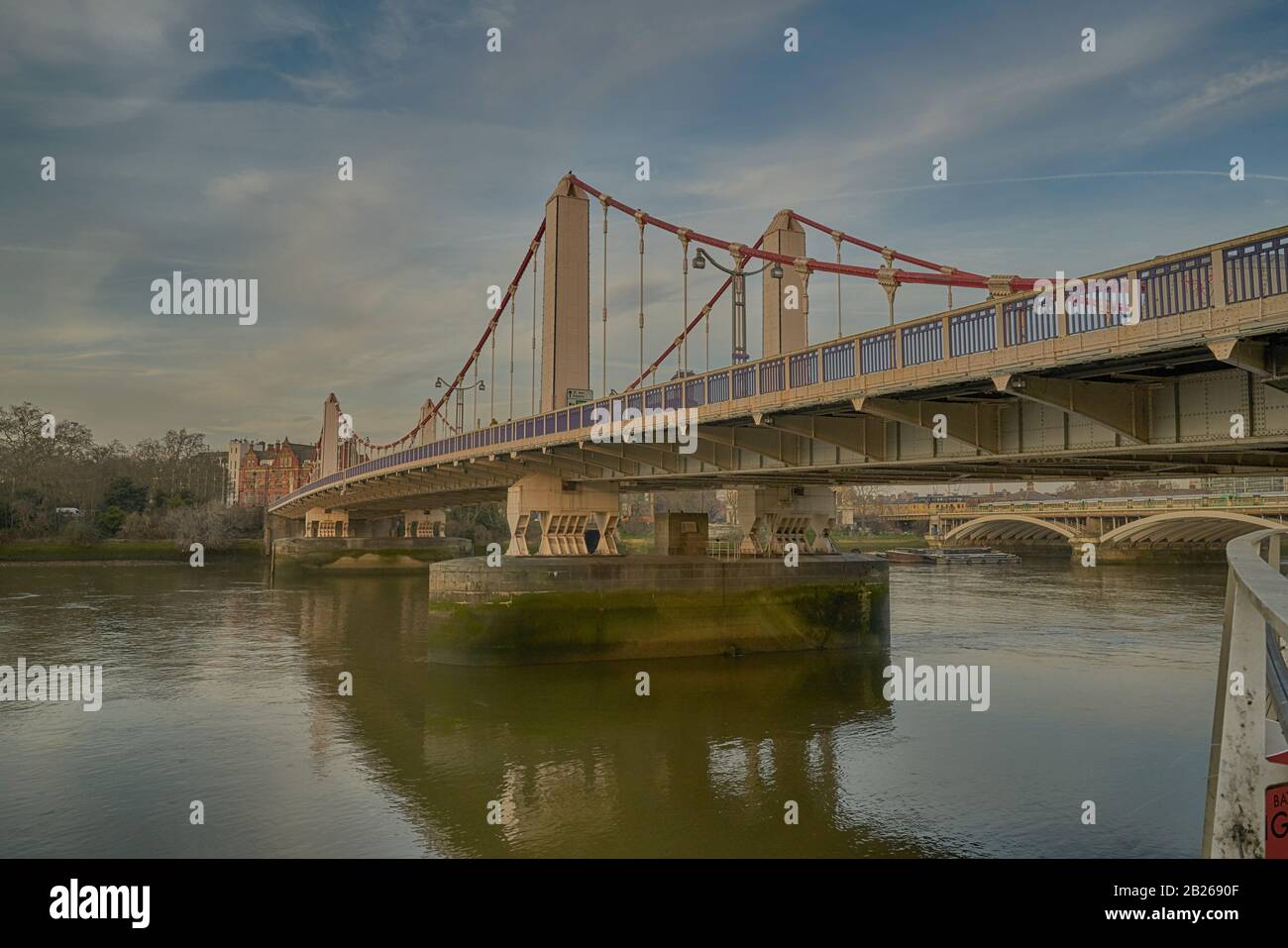 Bridge over thames hi-res stock photography and images - Alamy