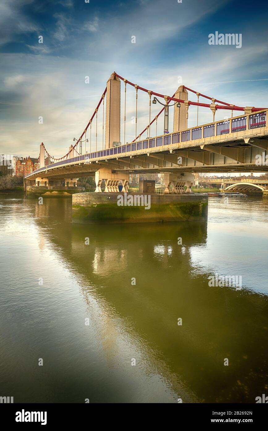 Bridge over thames hi-res stock photography and images - Alamy
