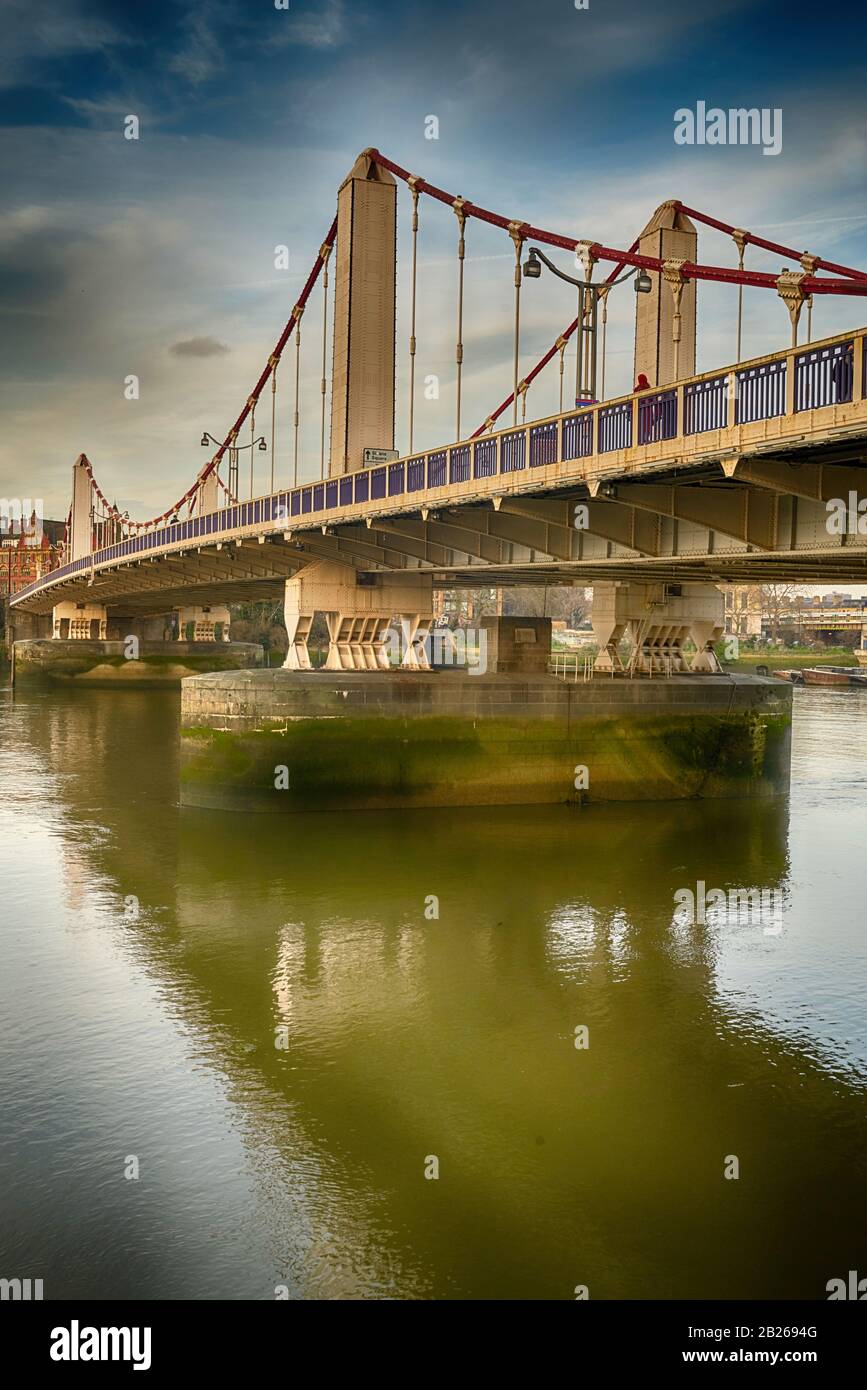 Bridge over thames hi-res stock photography and images - Alamy