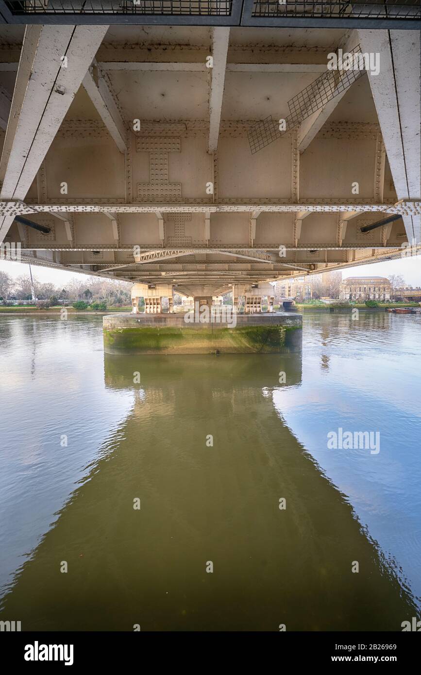 Under chelsea bridge hi-res stock photography and images - Alamy
