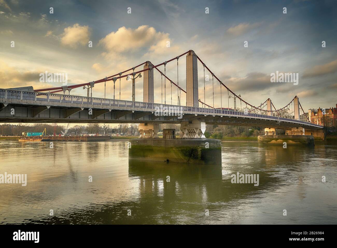 Bridge over thames hi-res stock photography and images - Alamy