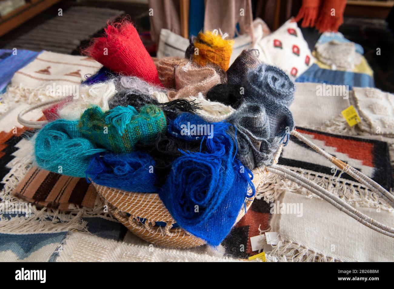 African craft hi-res stock photography and images - Alamy