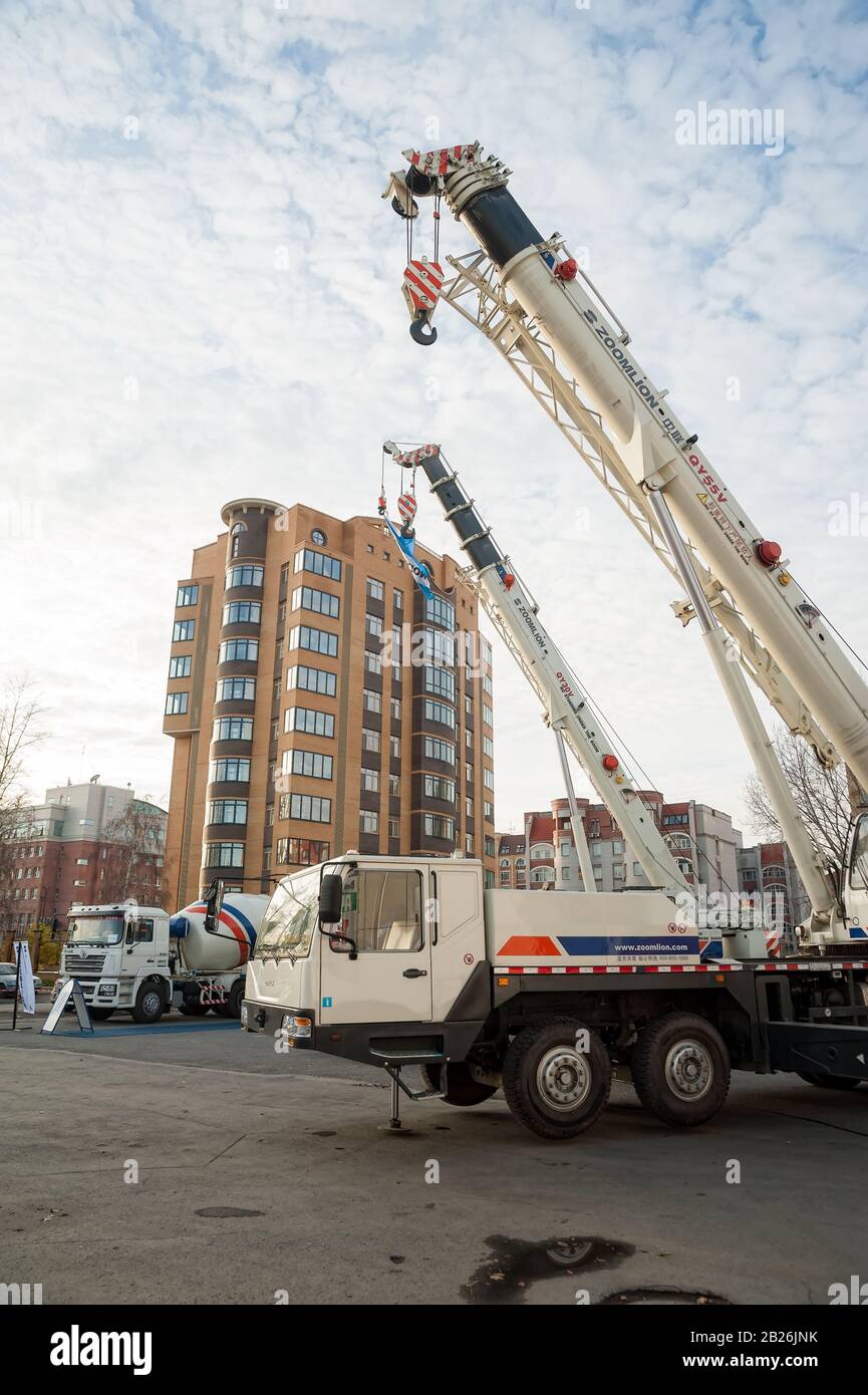 Automobile crane hi-res stock photography and images - Alamy