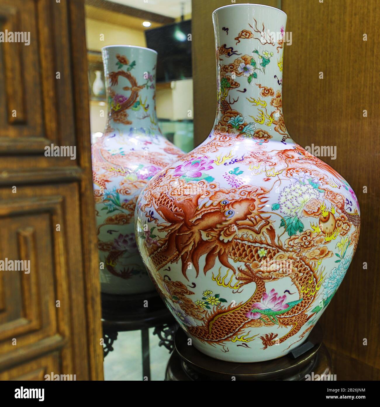 Chinese vase shapes hi-res stock photography and images - Alamy