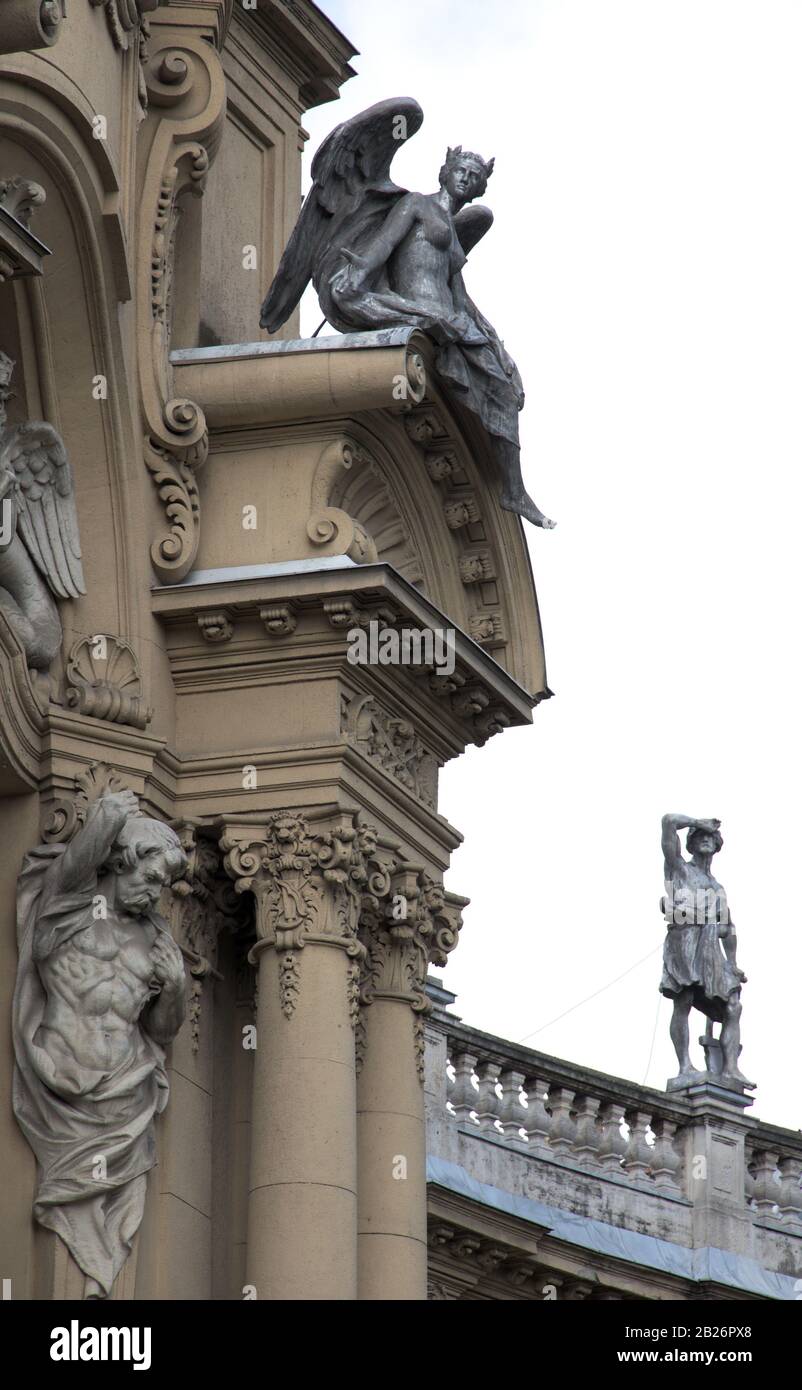Stone angel face wings hi-res stock photography and images - Alamy