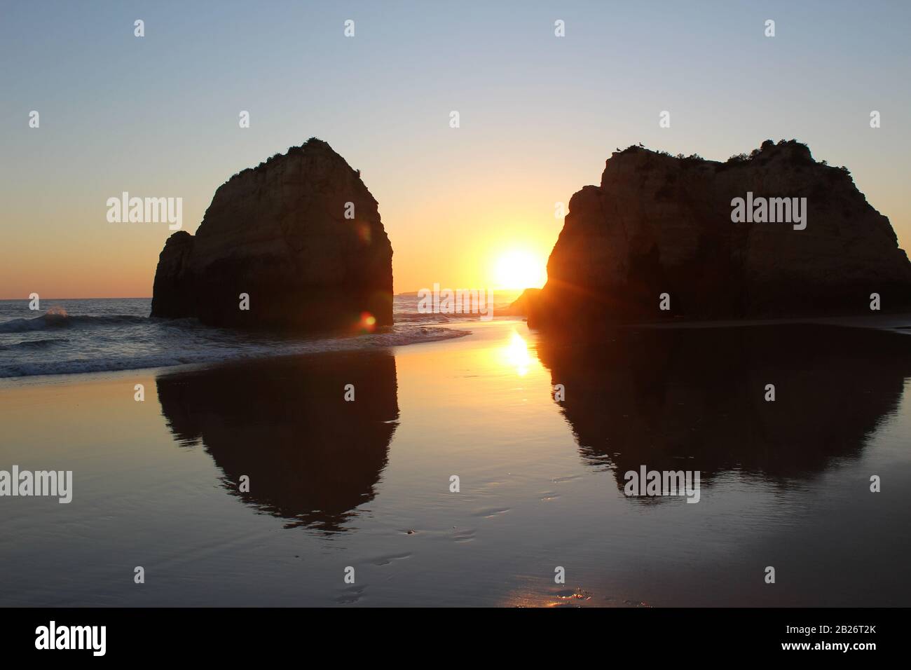 A beautiful winter sea sunset in a Portuguese beach at Algarve Stock ...