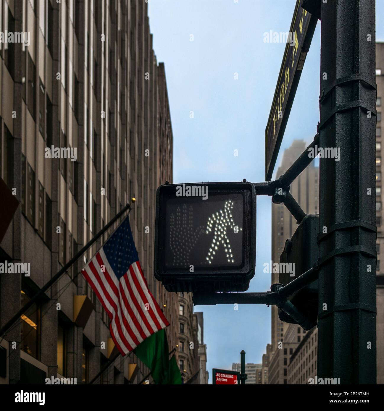 New york green pedestrian symbol hi-res stock photography and images ...