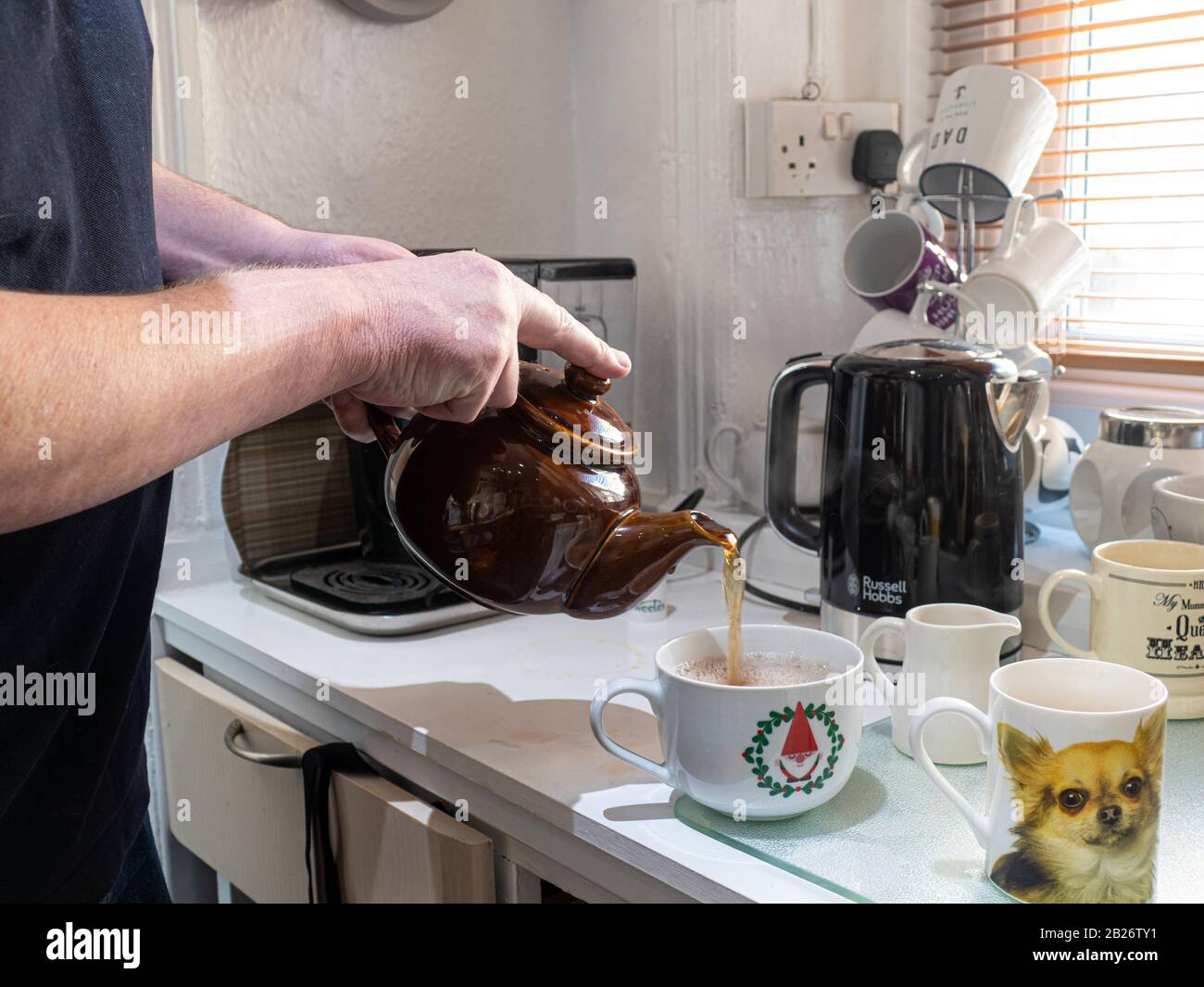 Making a cup of tea hi-res stock photography and images - Alamy