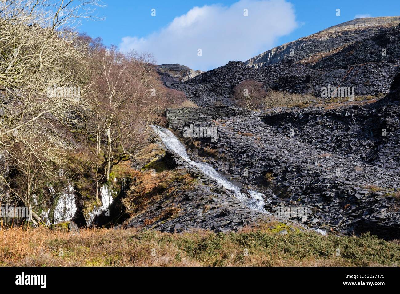 Stream and slag heaps in Dinorwig slate quarry below Elidir Fawr ...