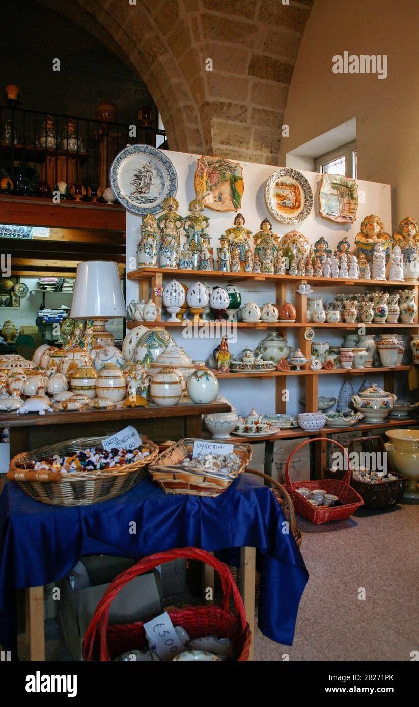 Italy Apulia Grottaglie ( Ta ) - Ceramists Craft shop Stock Photo - Alamy