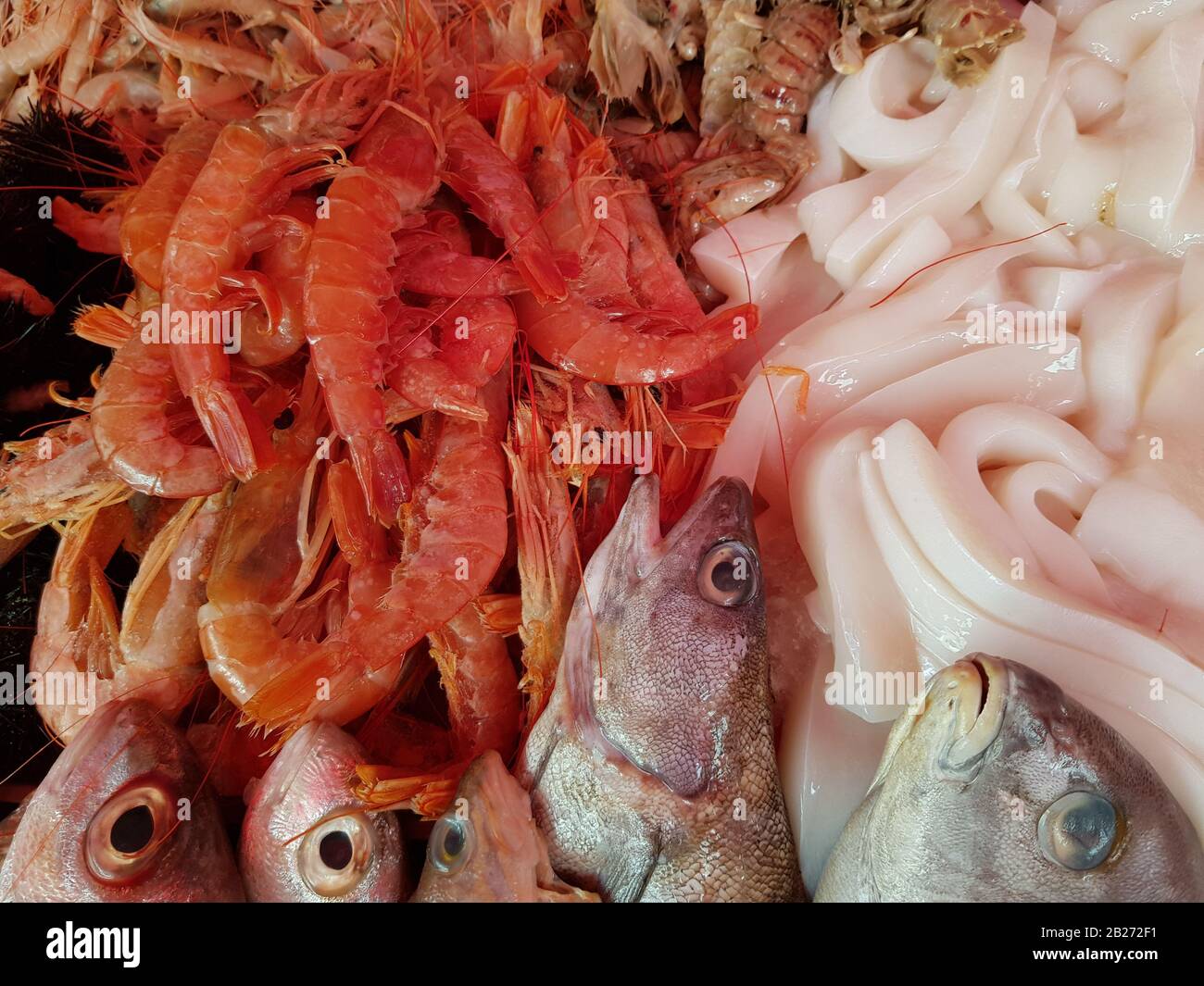 Seafood sale close up. Fish, shrimp, squid Stock Photo - Alamy