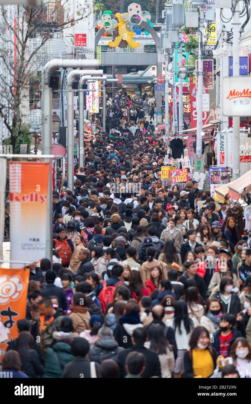 Japanese shoppers harajuku district hi-res stock photography and images ...