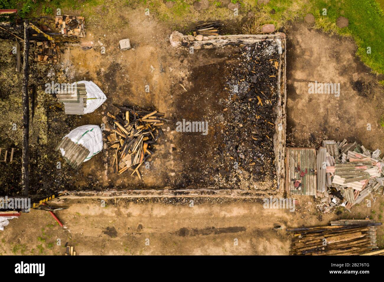 Burned down house hi-res stock photography and images - Alamy