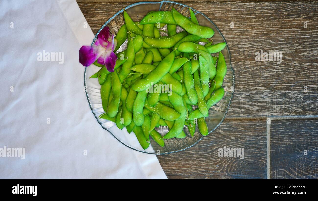 A bowl of steamed edamame green soya beans Stock Photo - Alamy
