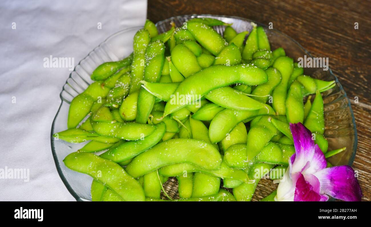 A bowl of steamed edamame green soya beans Stock Photo - Alamy