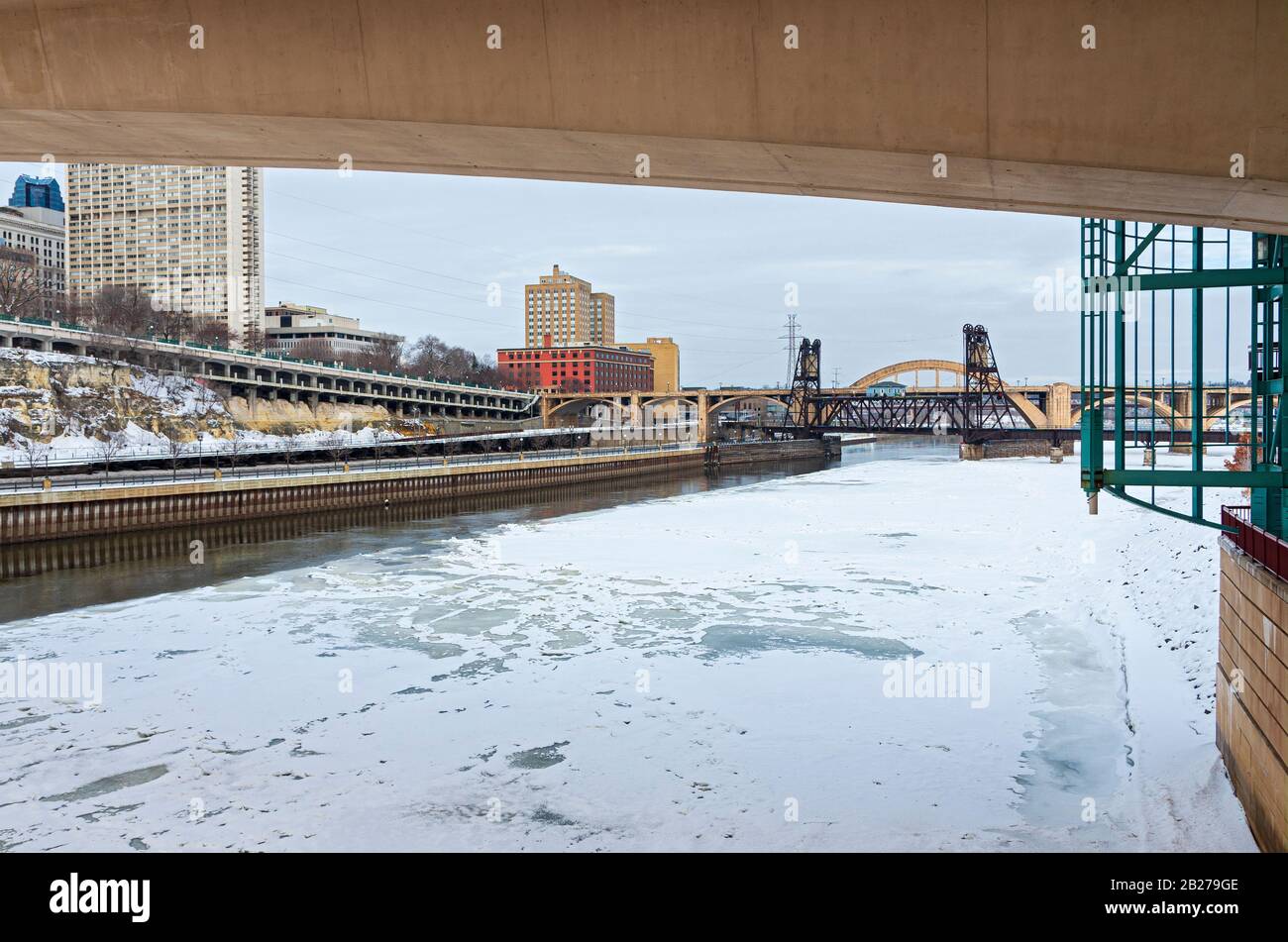 downtown saint paul and landmark robert street bridge and vertical lift ...