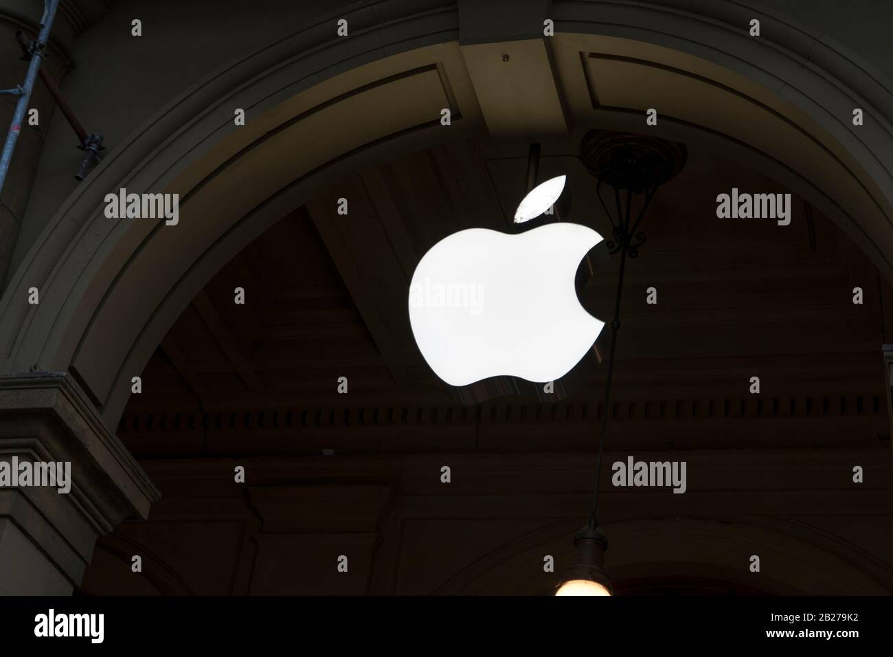 Apple store sign, logo outside the store in florence Stock Photo - Alamy