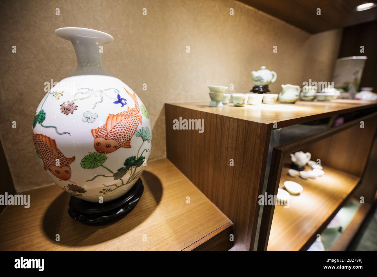 Chinese vase shapes hi-res stock photography and images - Alamy
