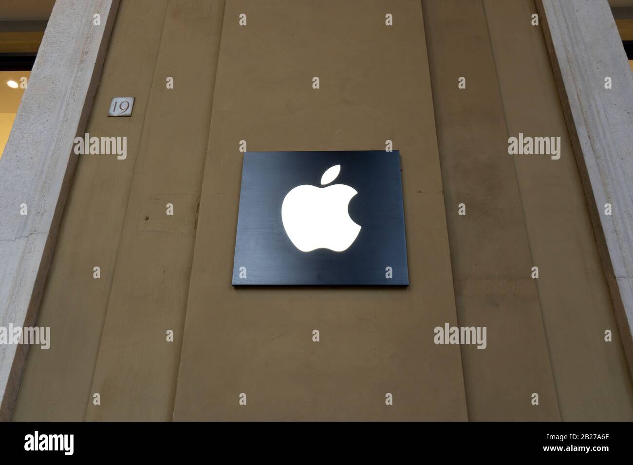 Apple store sign, logo outside the store in florence Stock Photo - Alamy