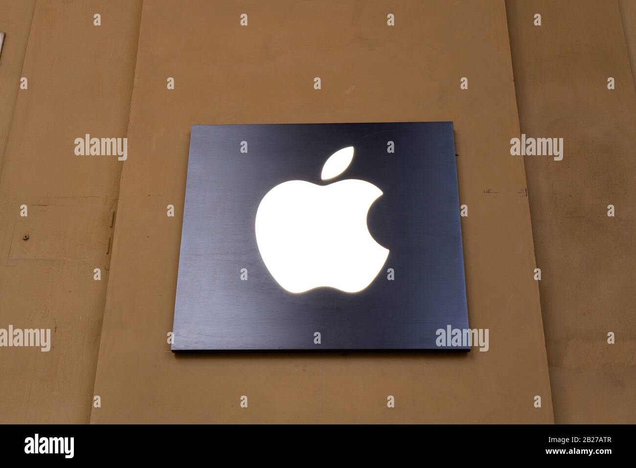 Apple store sign, logo outside the store in florence Stock Photo - Alamy