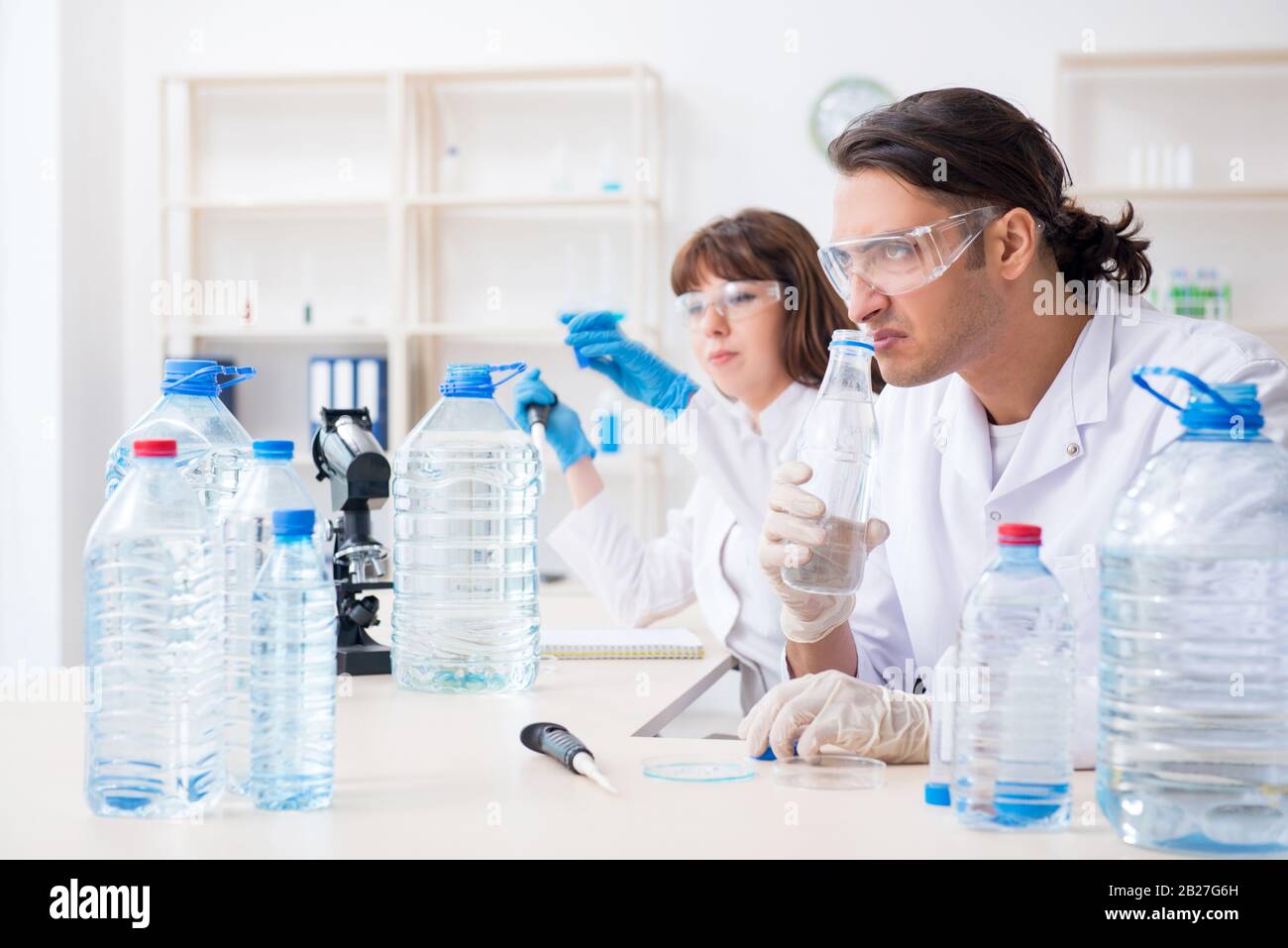 The two chemists working in the lab Stock Photo - Alamy