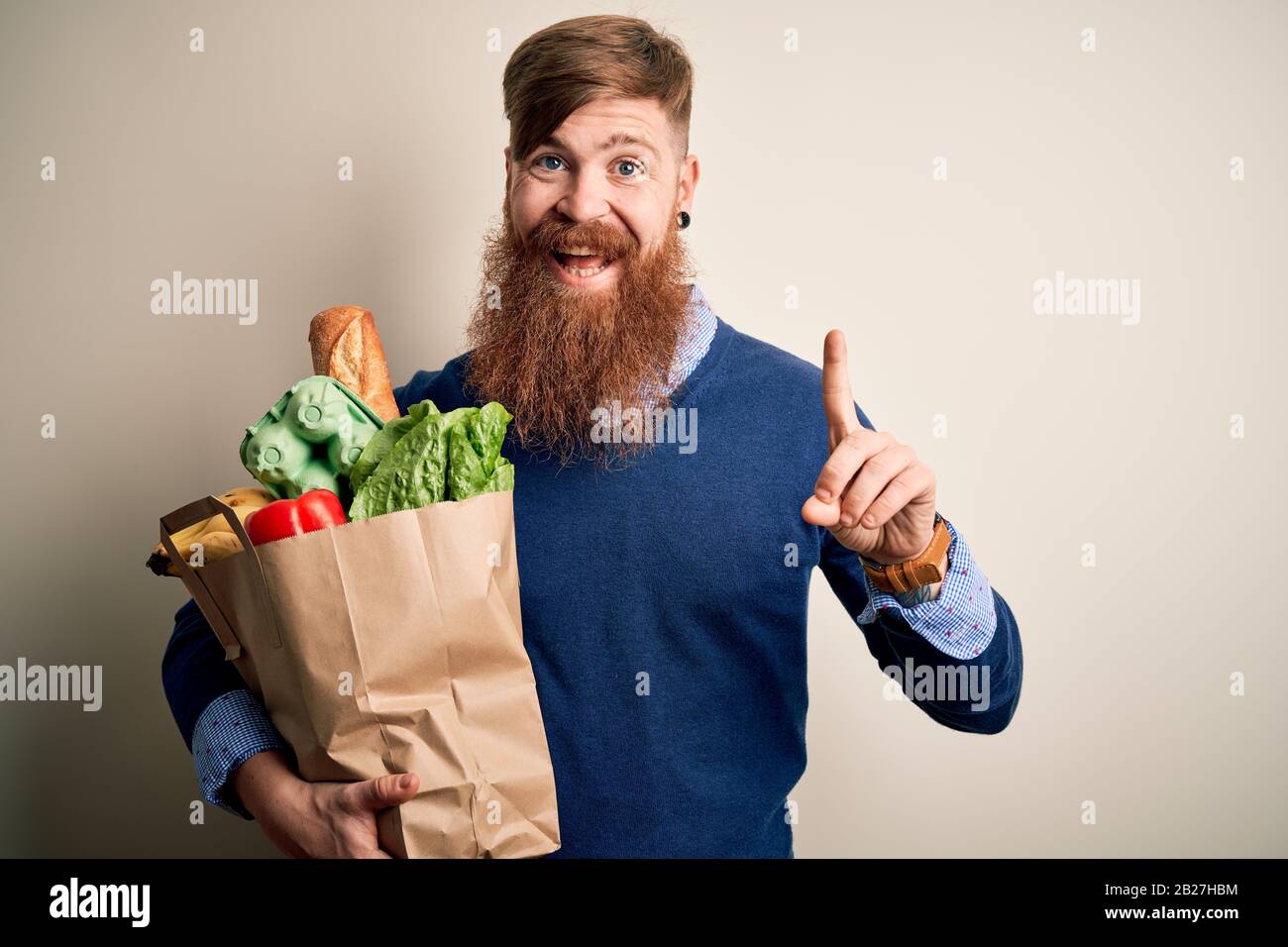 Redhead Irish man with beard holding fresh groceries from supermarkt ...