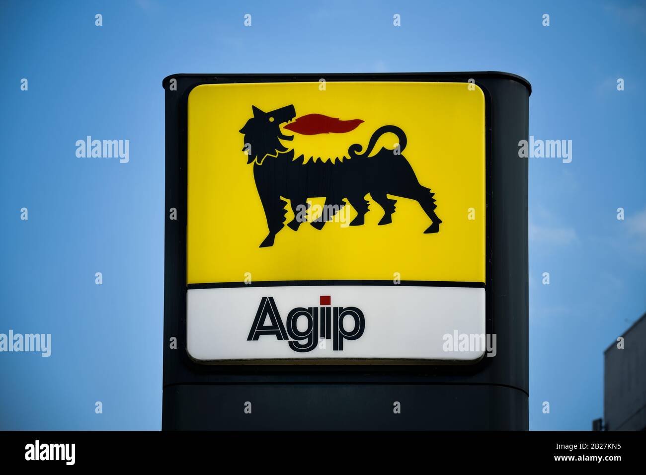 Tankstelle logo hi-res stock photography and images - Alamy