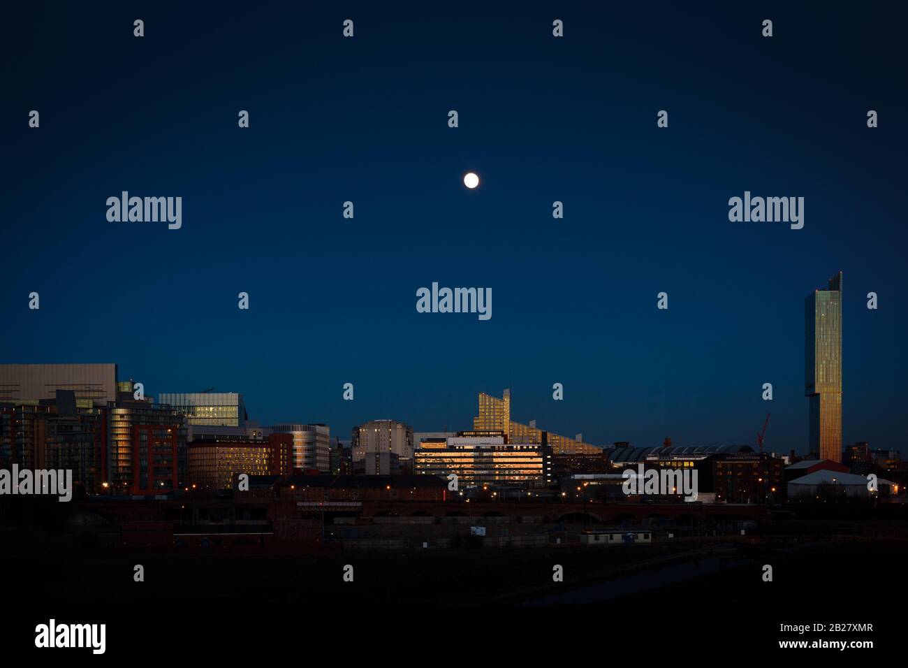 Manchester skyline night hi-res stock photography and images - Alamy