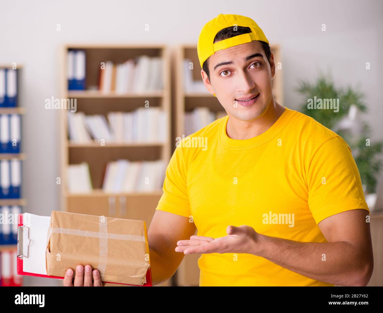 The delivery man delivering parcel box Stock Photo - Alamy