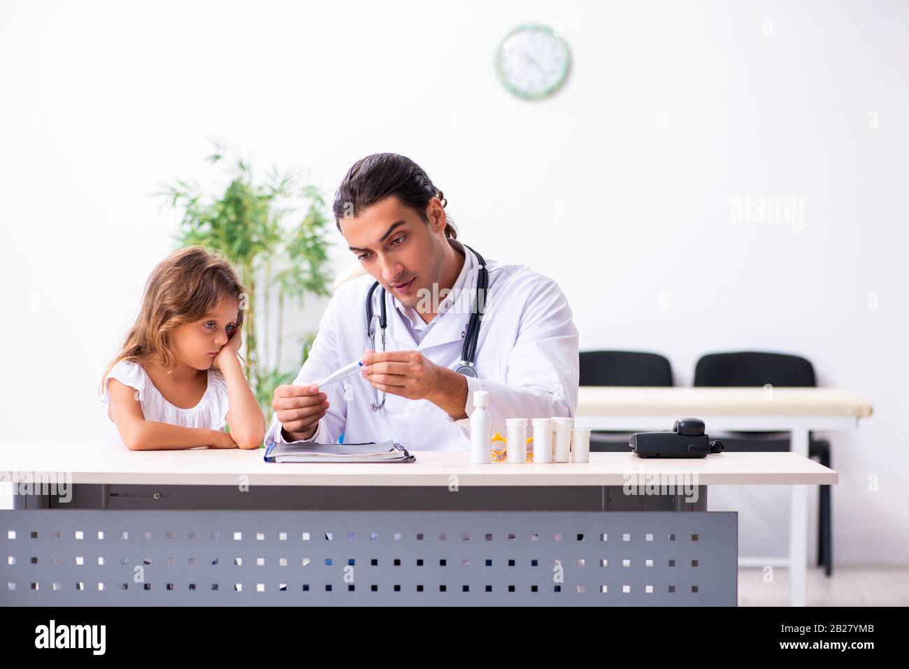 The young doctor pediatrician with small girl Stock Photo - Alamy