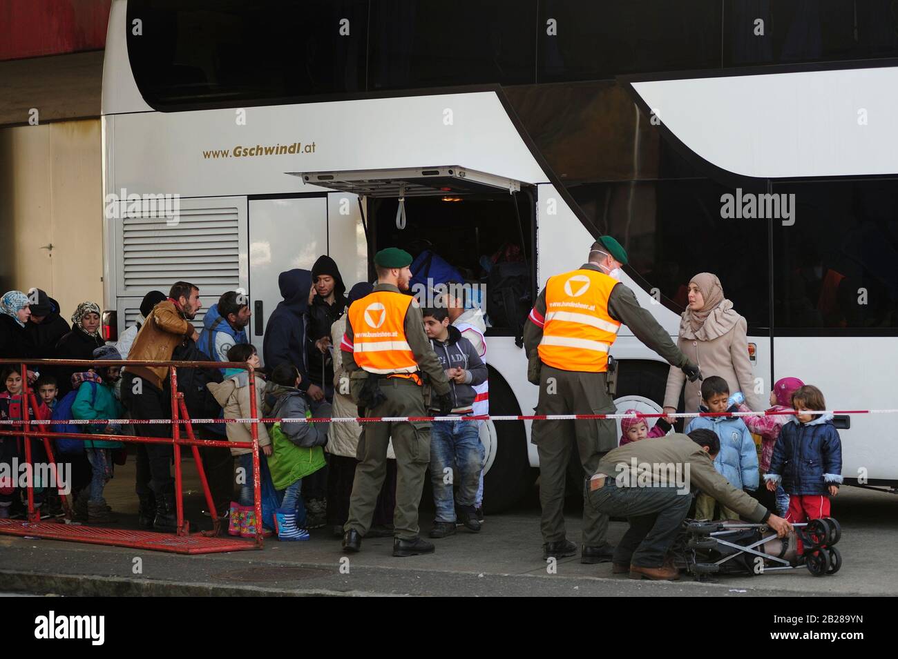 Refugee children movement hi-res stock photography and images - Alamy