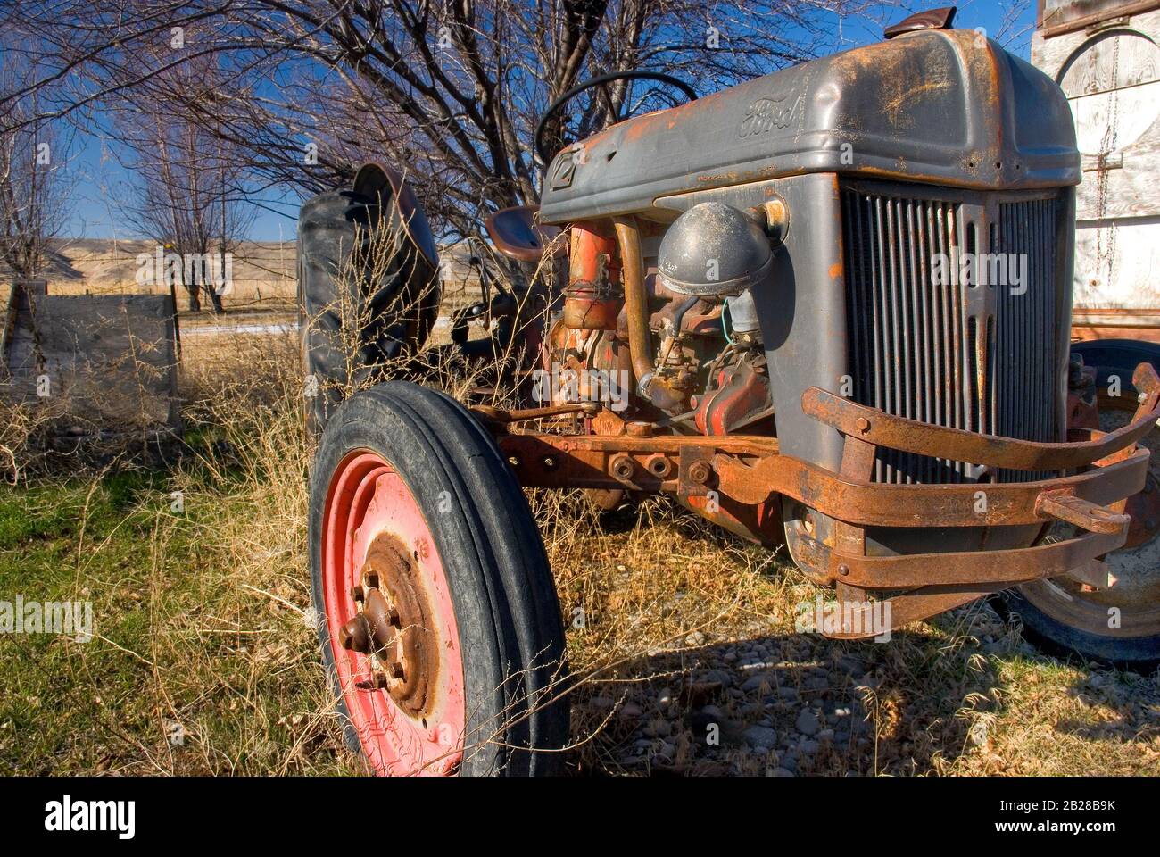 Rusted ford tractor hi-res stock photography and images - Alamy