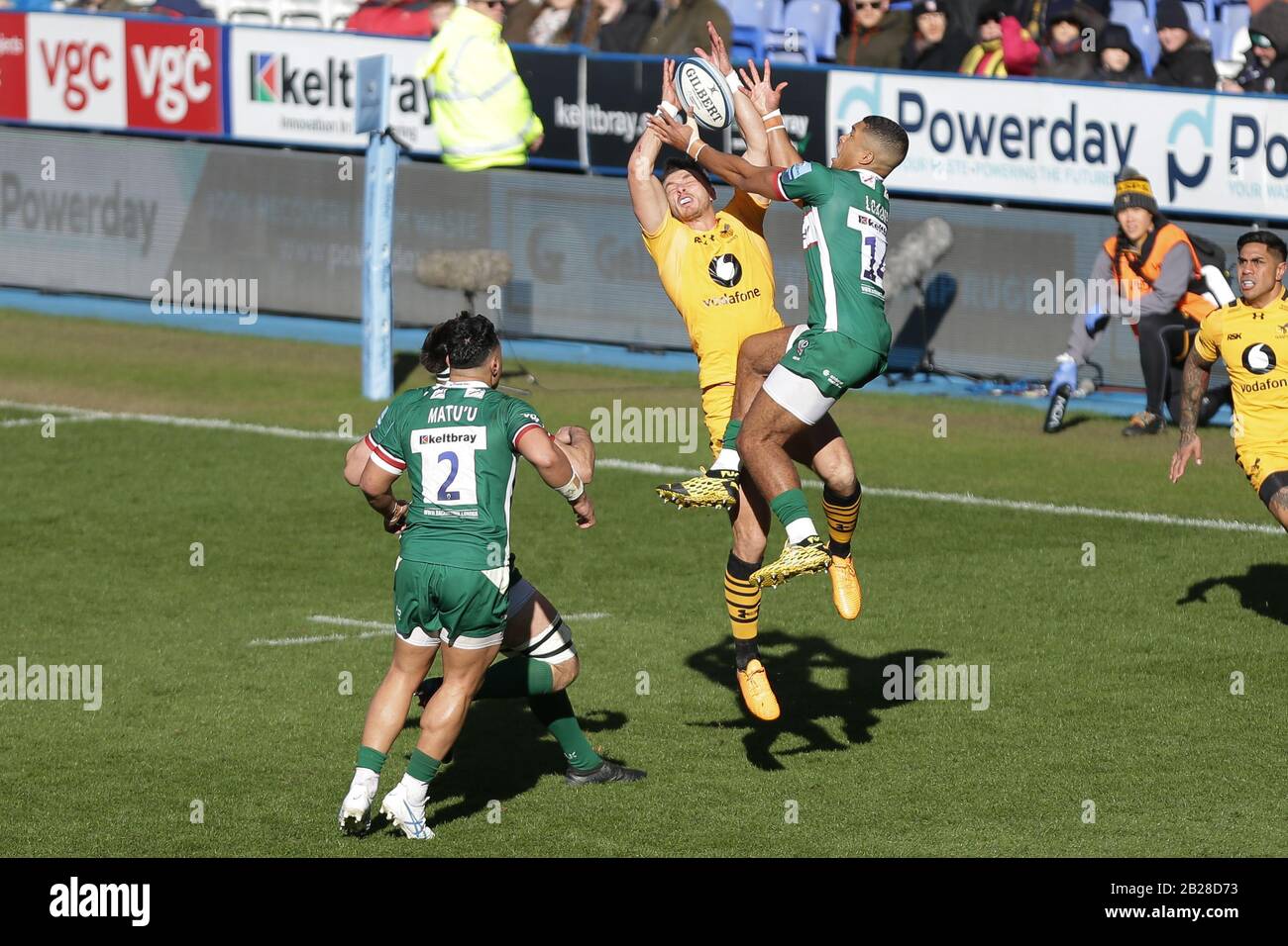 Ben loader of london irish jumping hi-res stock photography and images ...
