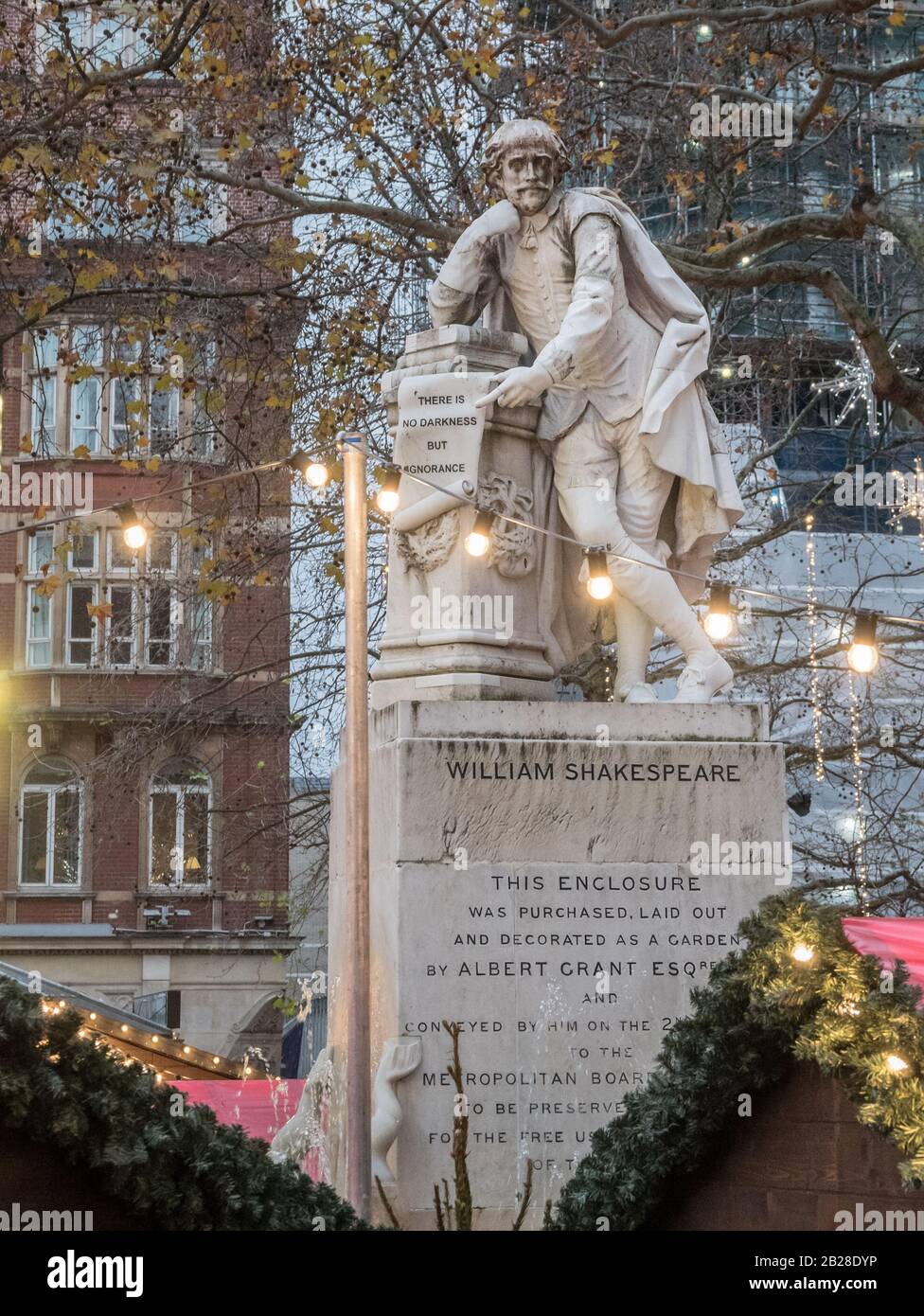 William shakespeare statue hi-res stock photography and images - Alamy William shakespeare statue hi-res stock photography and images - Alamy