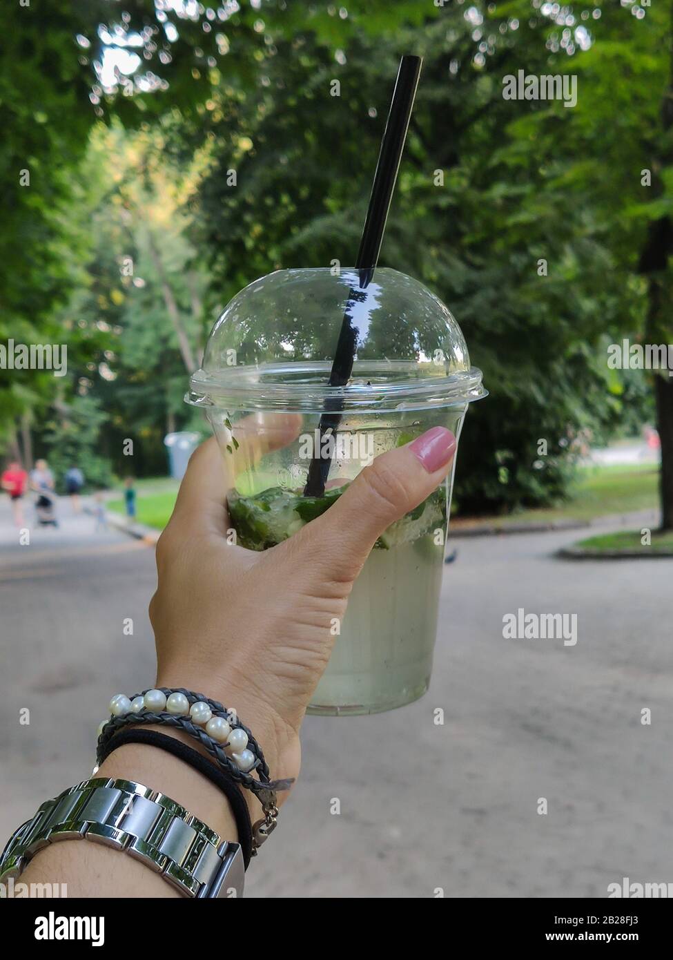 Hand holding margarita hi-res stock photography and images - Alamy