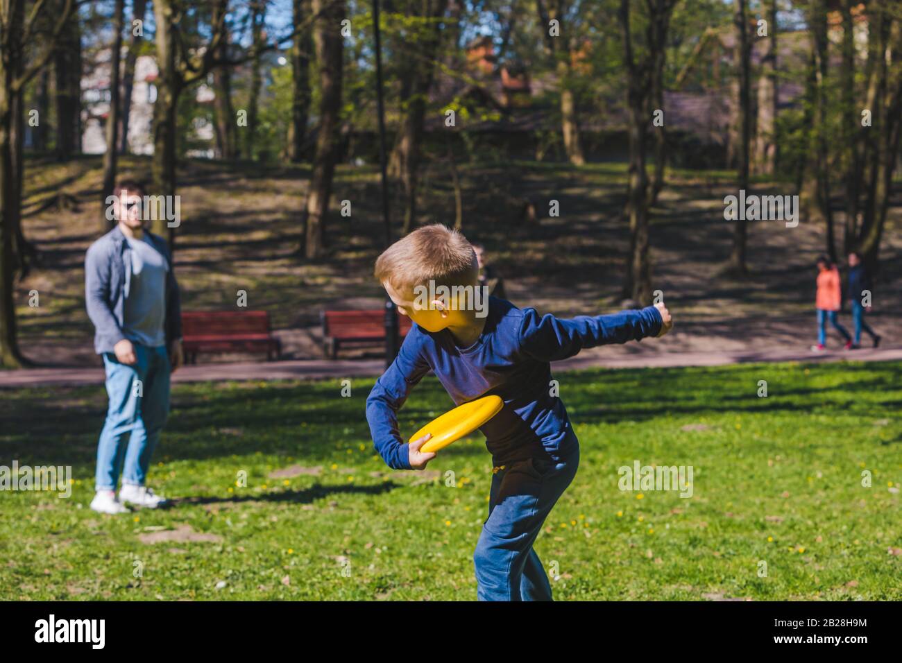 Children throwing frisbee hi-res stock photography and images - Alamy