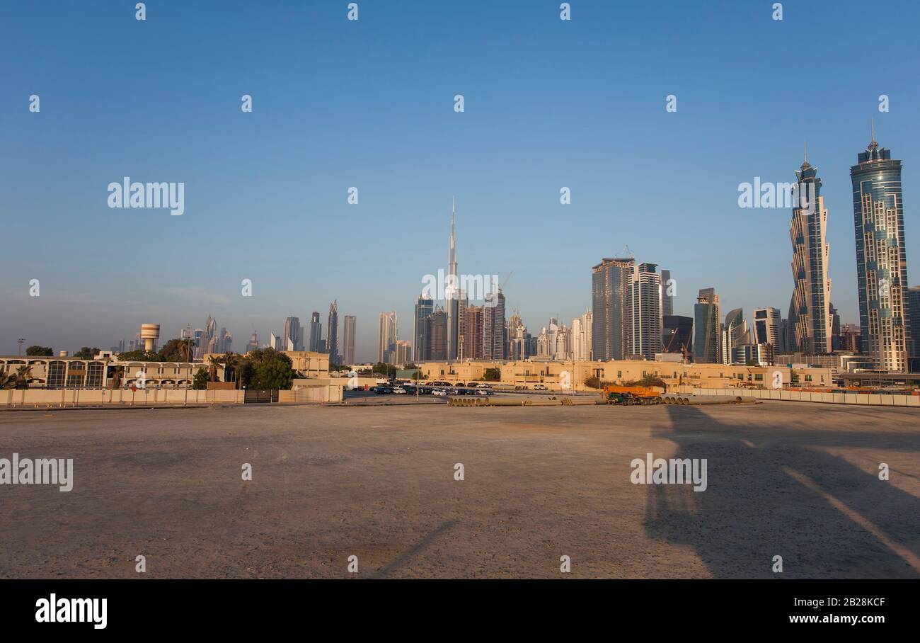 Dubai office building under construction hi-res stock photography and ...
