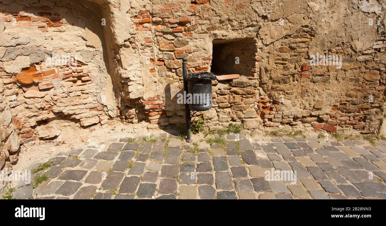 Old green recycle bin hi-res stock photography and images - Alamy